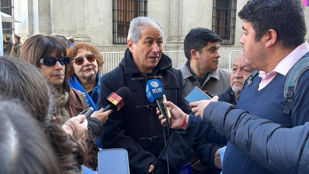 Gremios de la educación entregan carta a Kast evidenciando ...